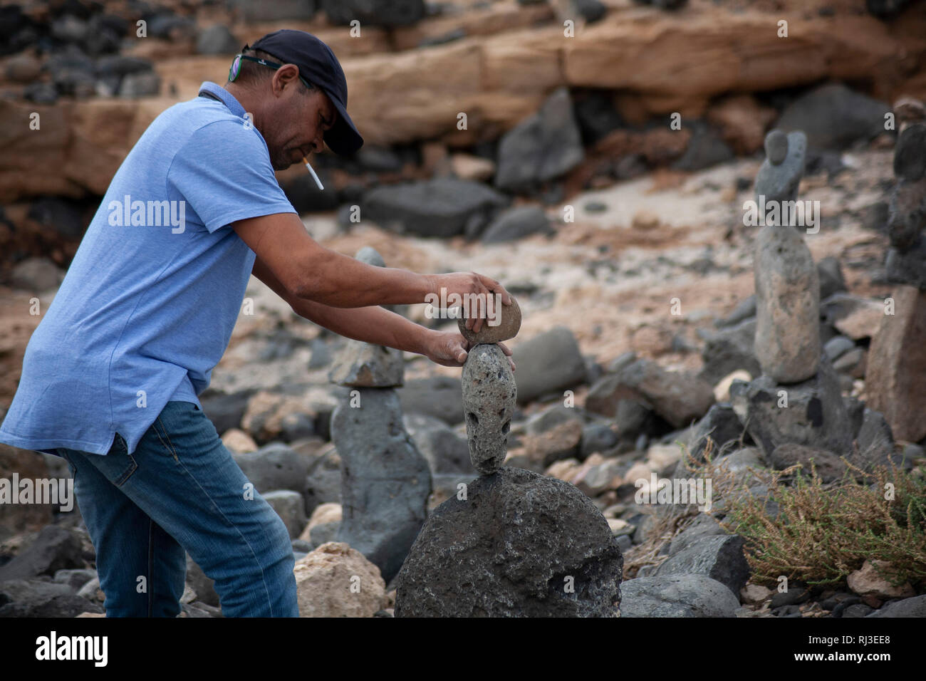 Balancing rocks hi-res stock photography and images - Alamy