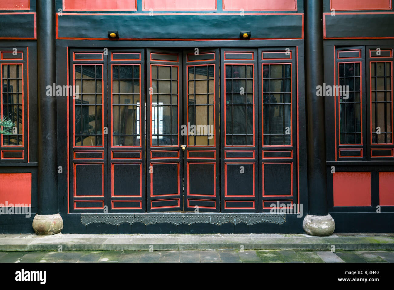 Chinese doors hi-res stock photography and images - Alamy