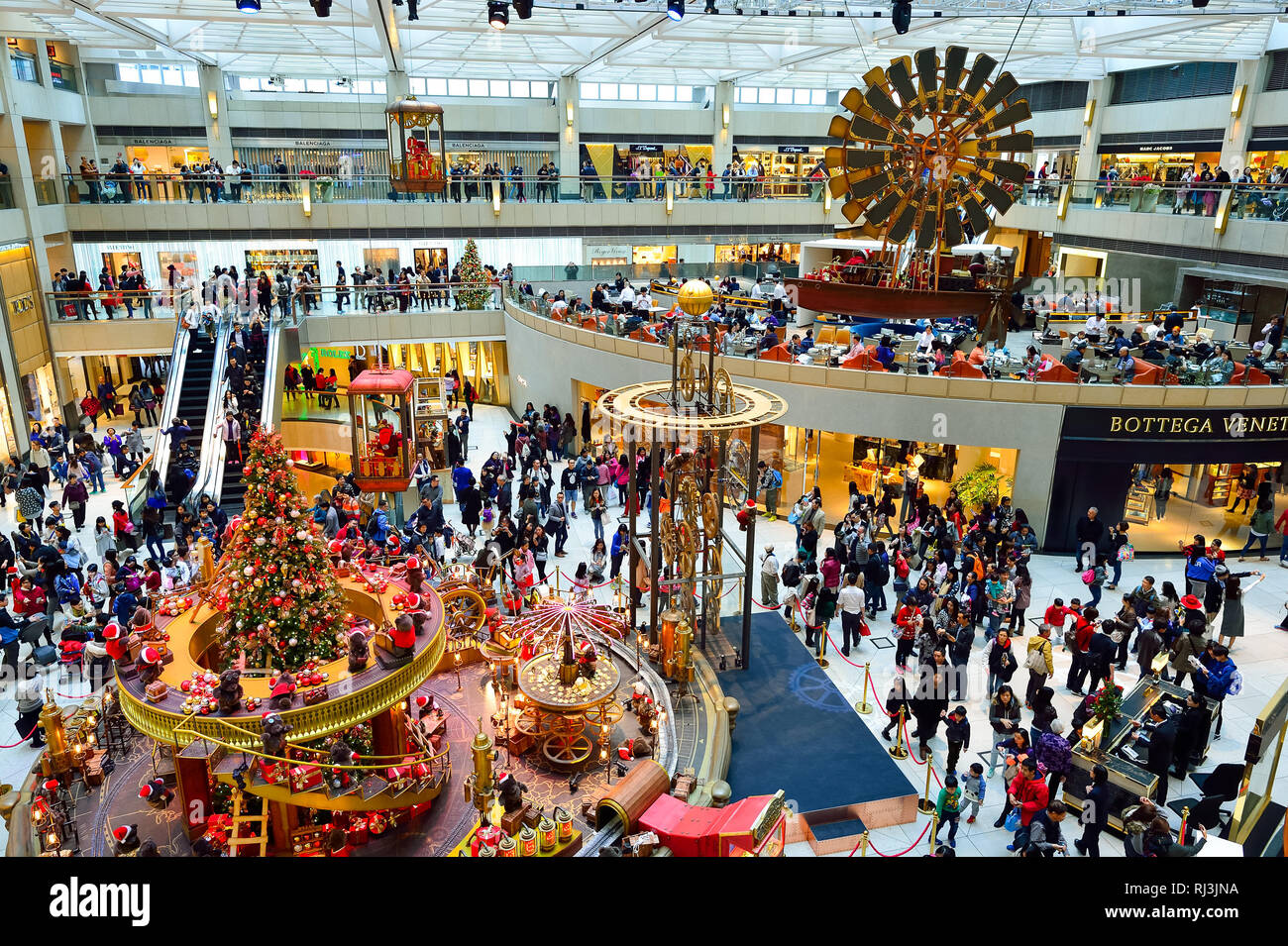 HONG KONG - DECEMBER 25, 2015: interior of the Landmark shopping mall ...