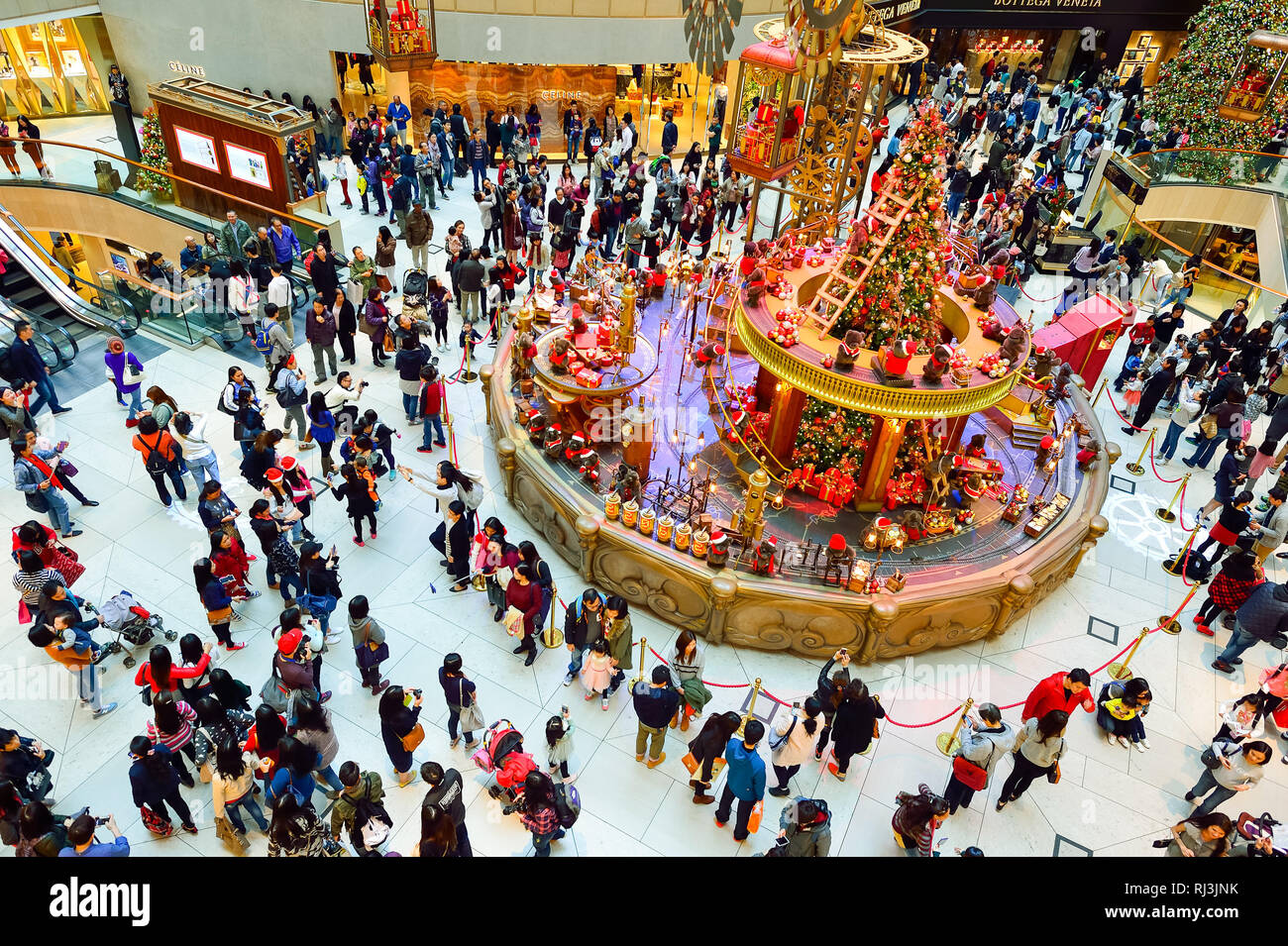HONG KONG - DECEMBER 25, 2015: interior of the Landmark shopping mall ...