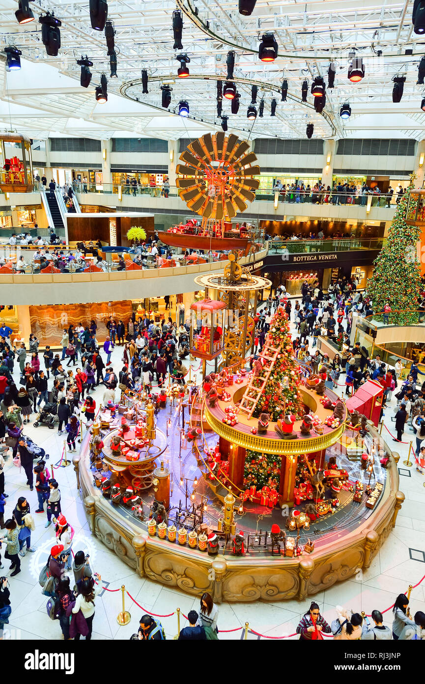 HONG KONG - DECEMBER 25, 2015: interior of the Landmark shopping mall ...