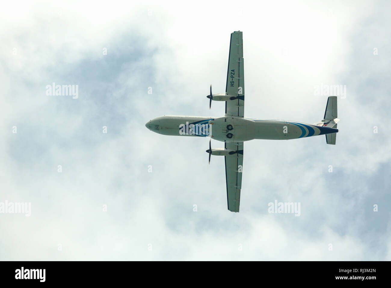 Plane overhead hi-res stock photography and images - Alamy