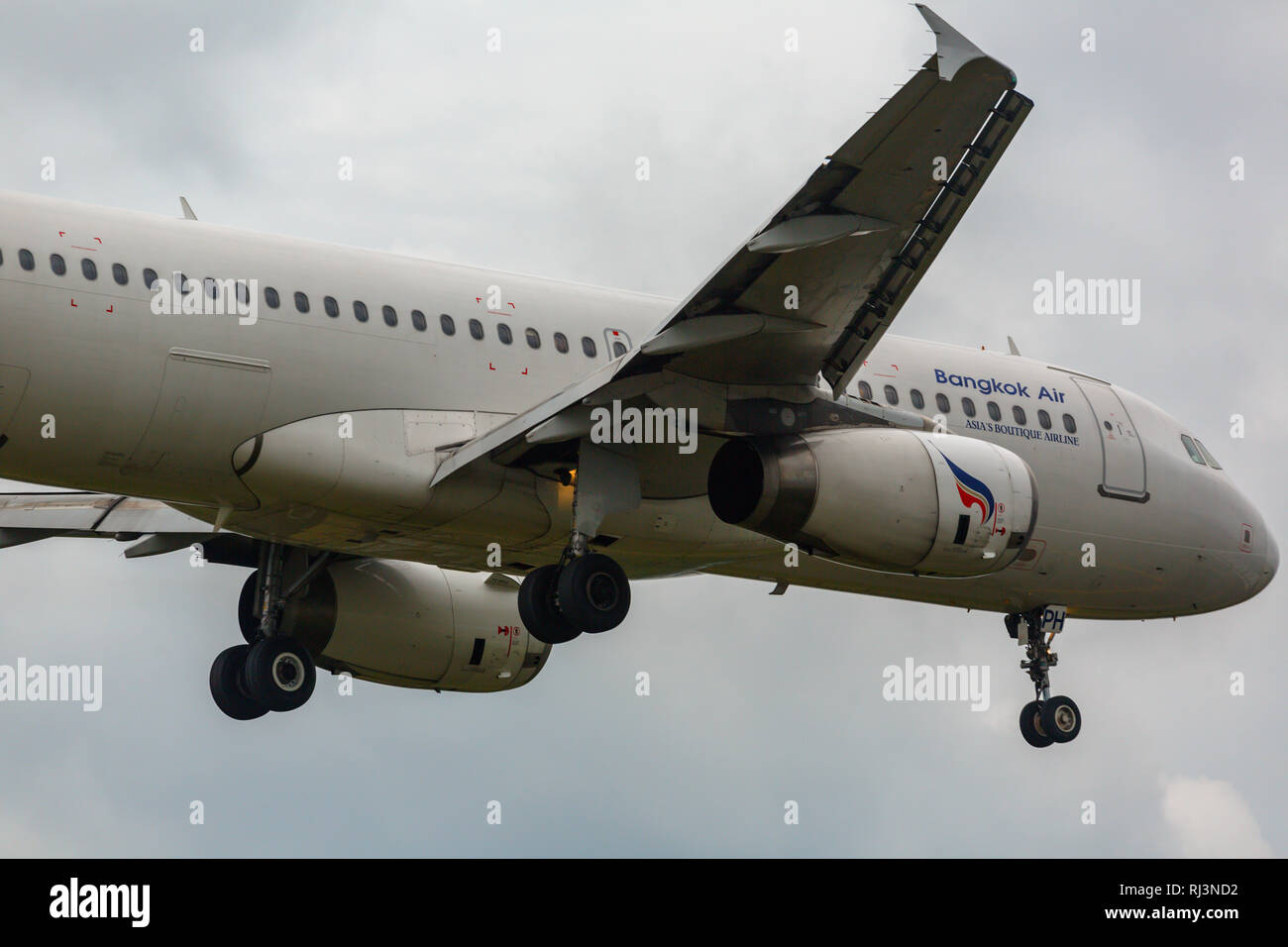 Airbus a320 airliner landing hi-res stock photography and images - Alamy