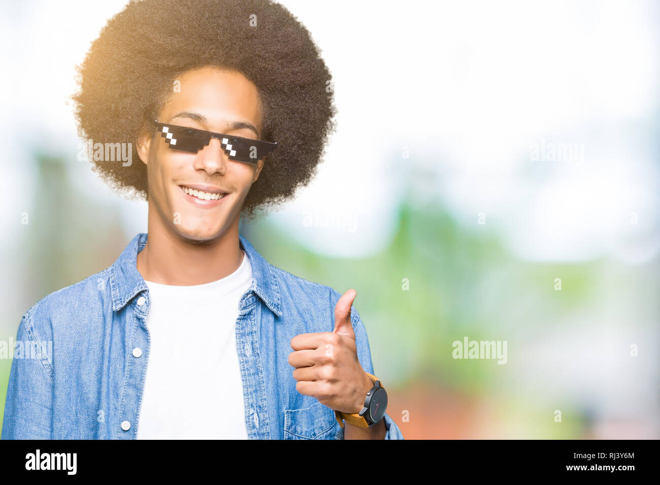 Thumbs up meme hi-res stock photography and images - Alamy