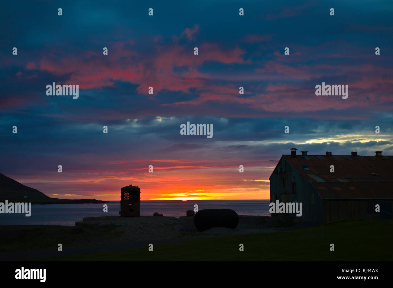 Midnight sun landscape hi-res stock photography and images - Alamy
