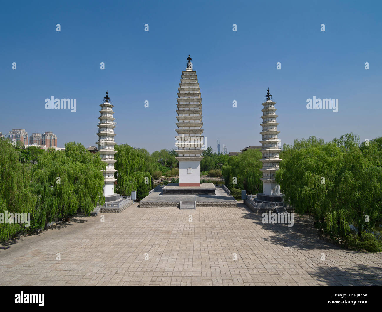 The Three Pagodas Plaza, Pagoda, Triple Pagoda of Dali, China ...