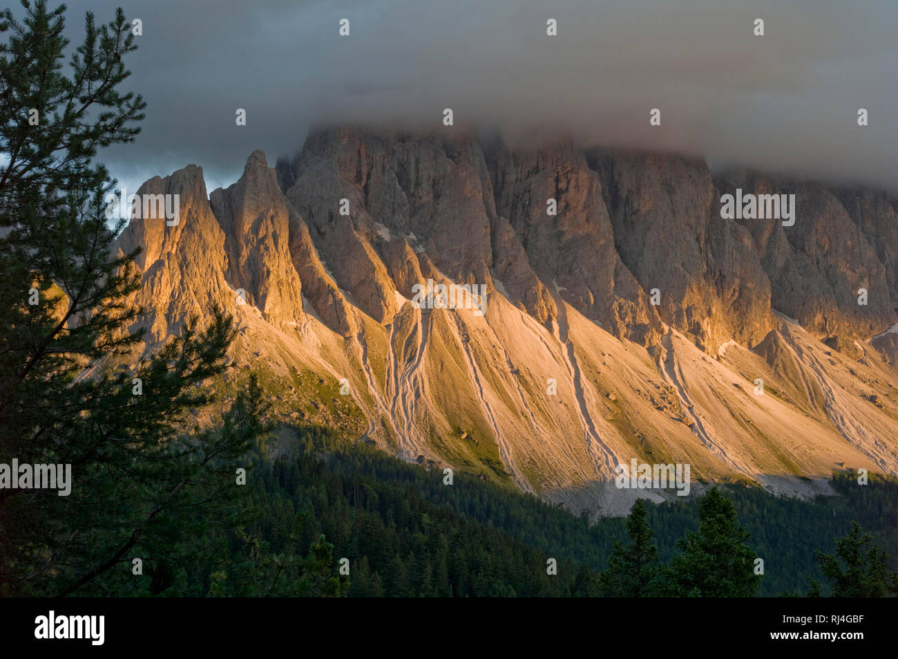 Geislerspitzen im Abendlicht, Villn??tal, Naturpark Puez-Geisler Stock ...