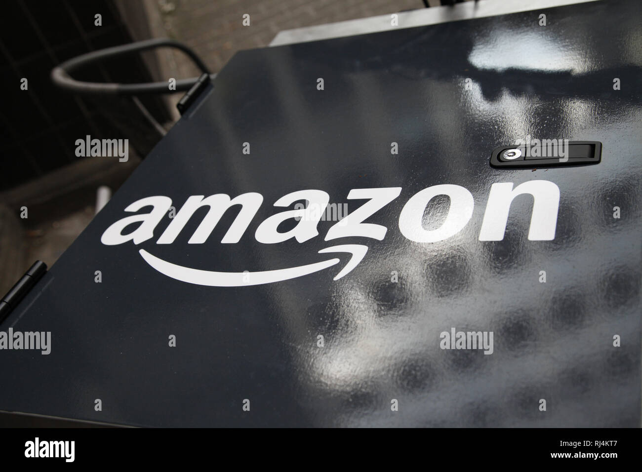 Amazon prime one hour delivery hi-res stock photography and images - Alamy