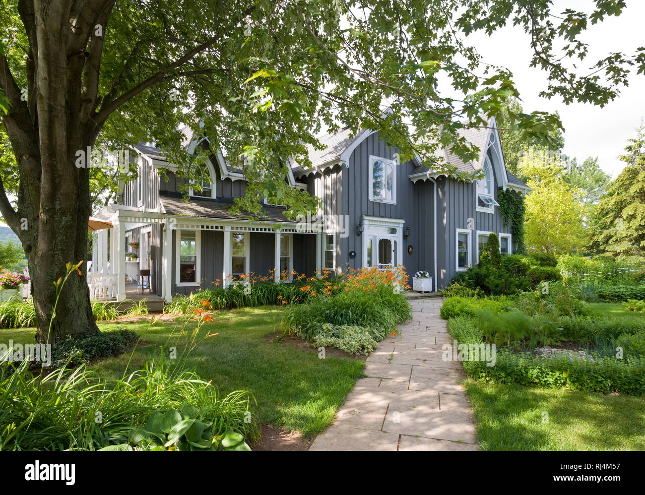 Two storey home hi-res stock photography and images - Alamy