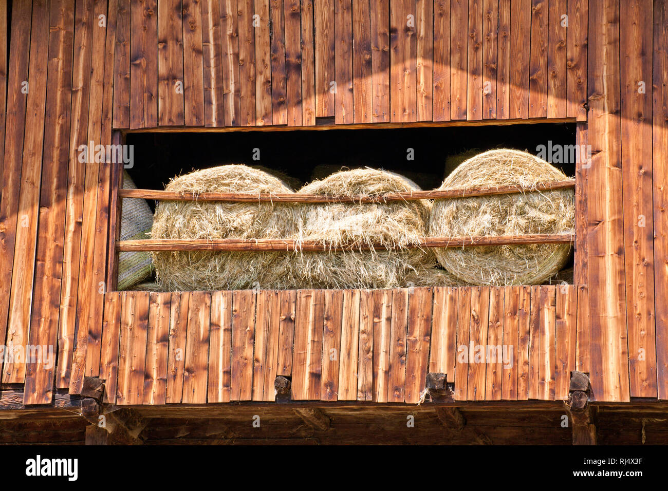 Heuballen in Scheune Stock Photo - Alamy