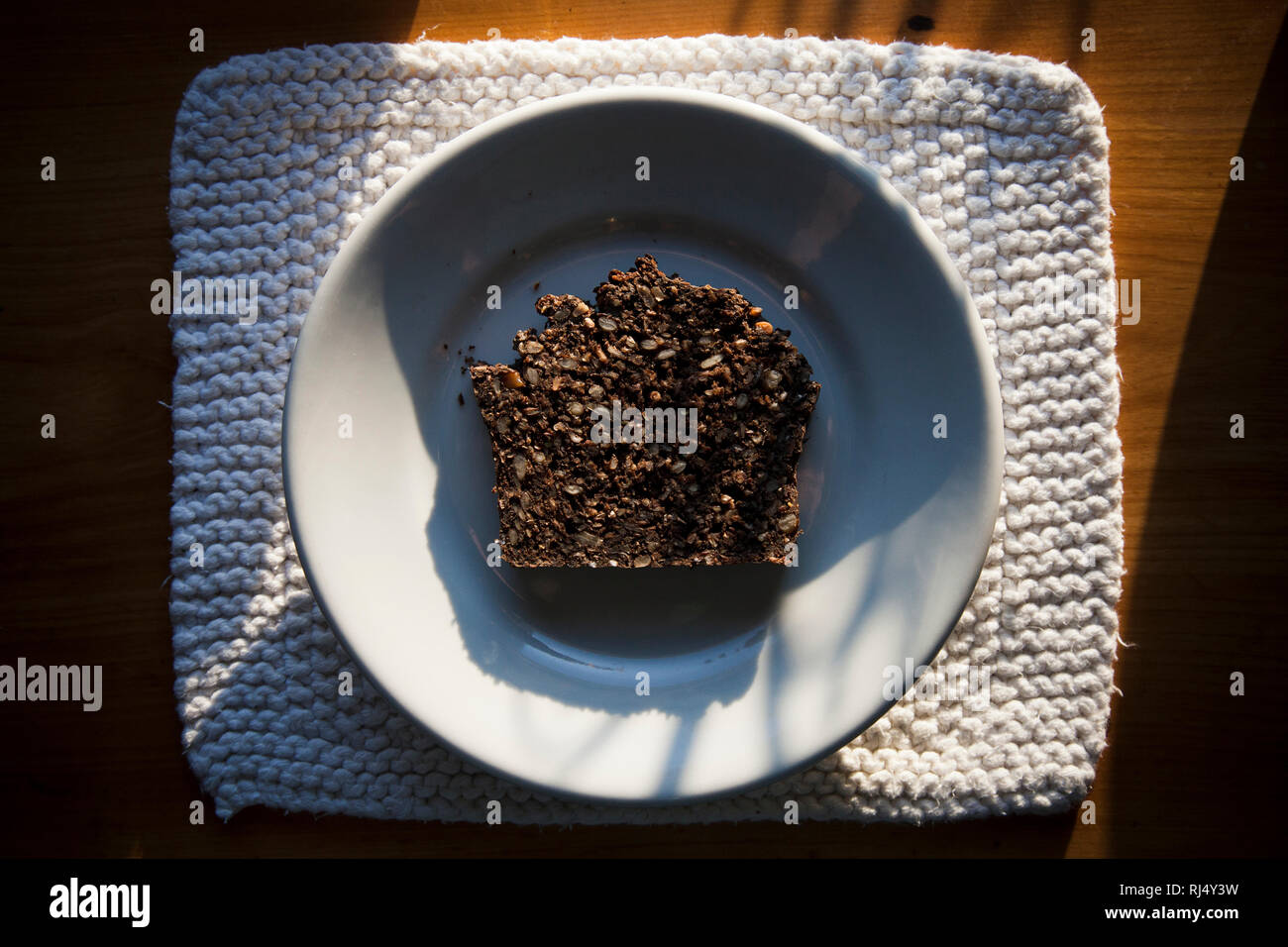 Scheibe Schwarzbrot im Morgenlicht Stock Photo - Alamy