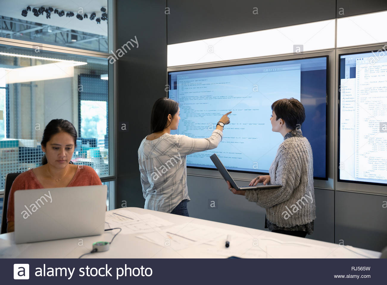 Using touch screen laptops hi-res stock photography and images - Alamy