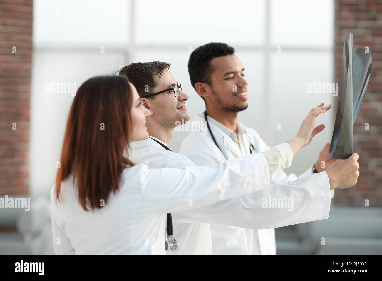 group of medical doctors discussing the patient's x-ray Stock Photo - Alamy
