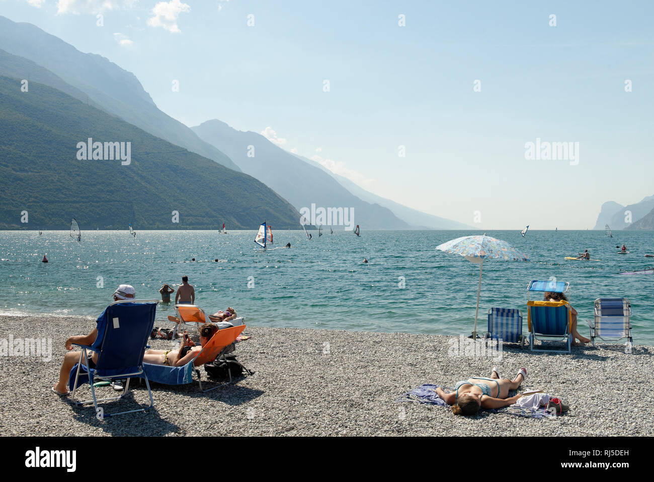 Touristen am Strand von Torbole, Gardasee, Provinz Trient, Trentino ...