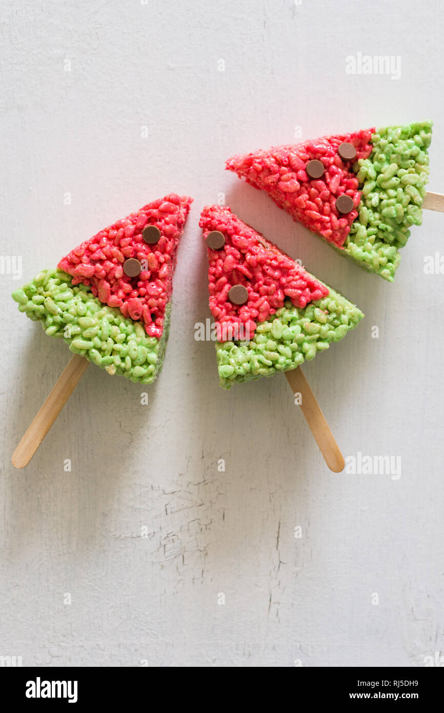 Chocolate rice krispie cake hi-res stock photography and images - Alamy