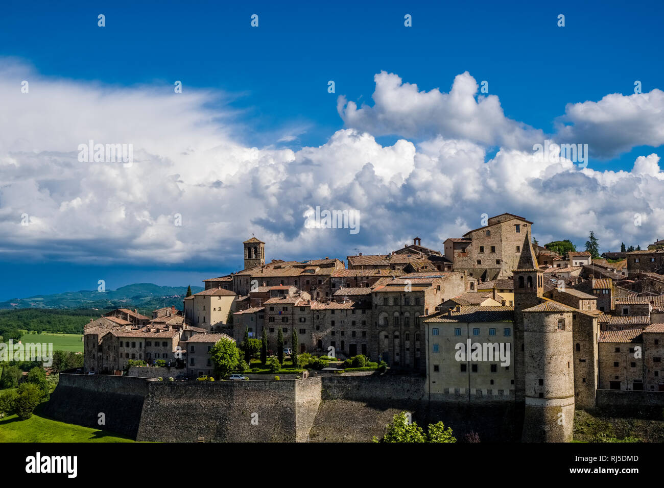 Typical hilly Tuscan countryside with dark thunderstorm clouds, the ...