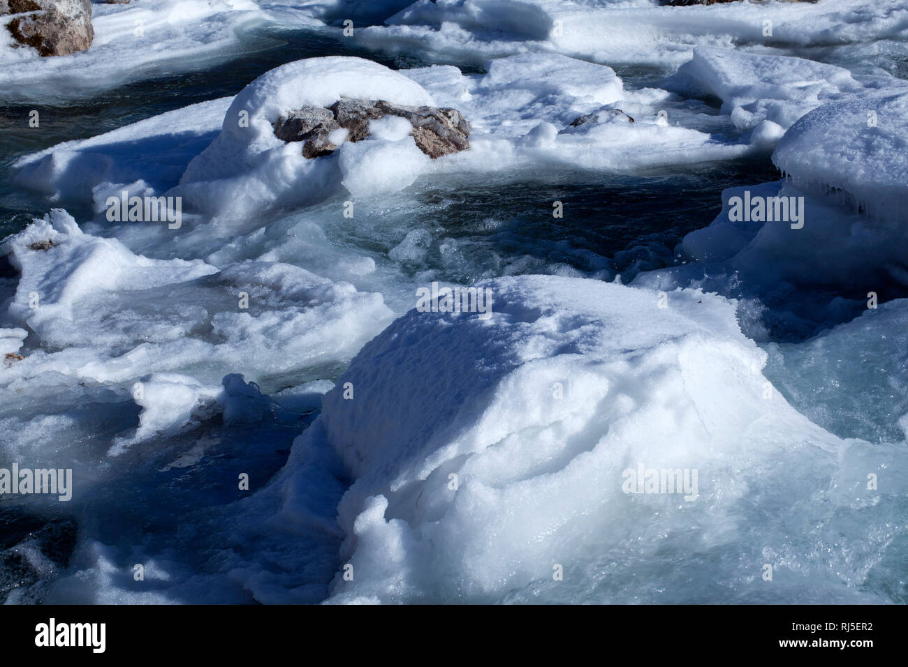 Eisschollen im Gebirgsfluss Stock Photo - Alamy