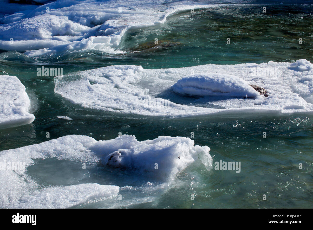 Eisschollen im Gebirgsfluss Stock Photo - Alamy