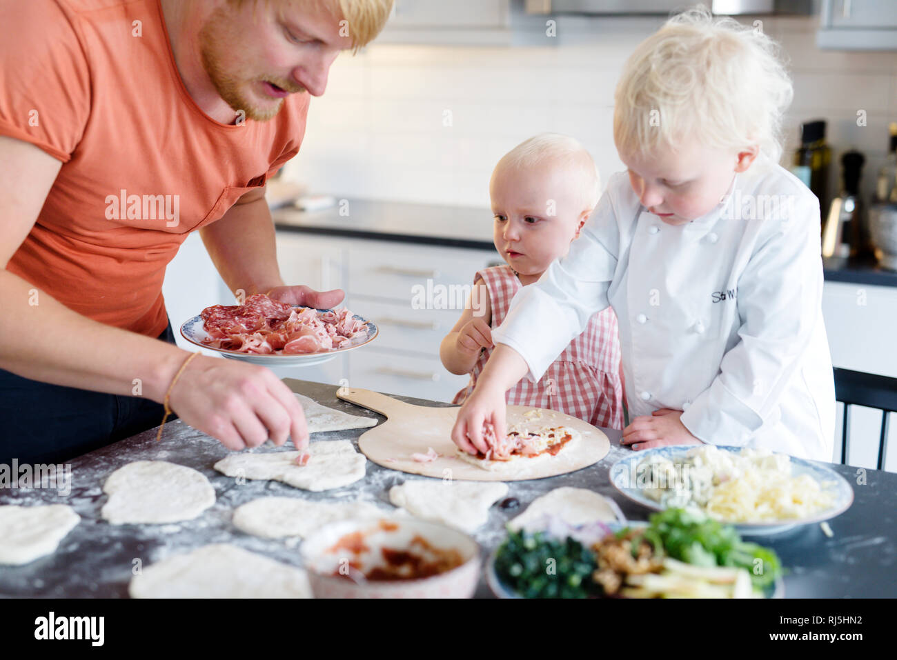 Family making pizza together hi-res stock photography and images - Alamy