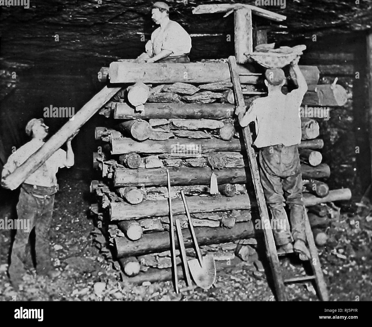 Building a Cog, coal miners Stock Photo - Alamy