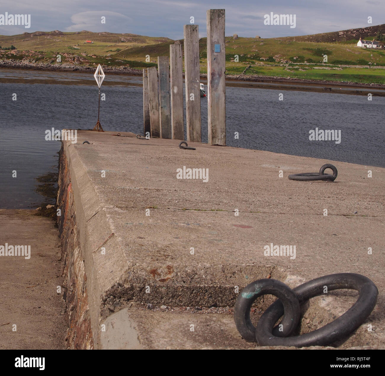 Wooden posts and rope hi-res stock photography and images - Alamy