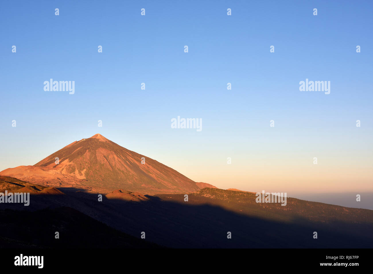 Pico del Teide bei Sonnenaufgang über Passatwolken, Nationalpark Teide ...