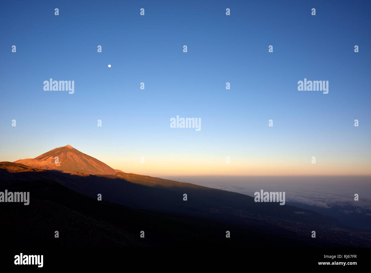 Pico del Teide bei Sonnenaufgang und Monduntergang, Passatwolken ...