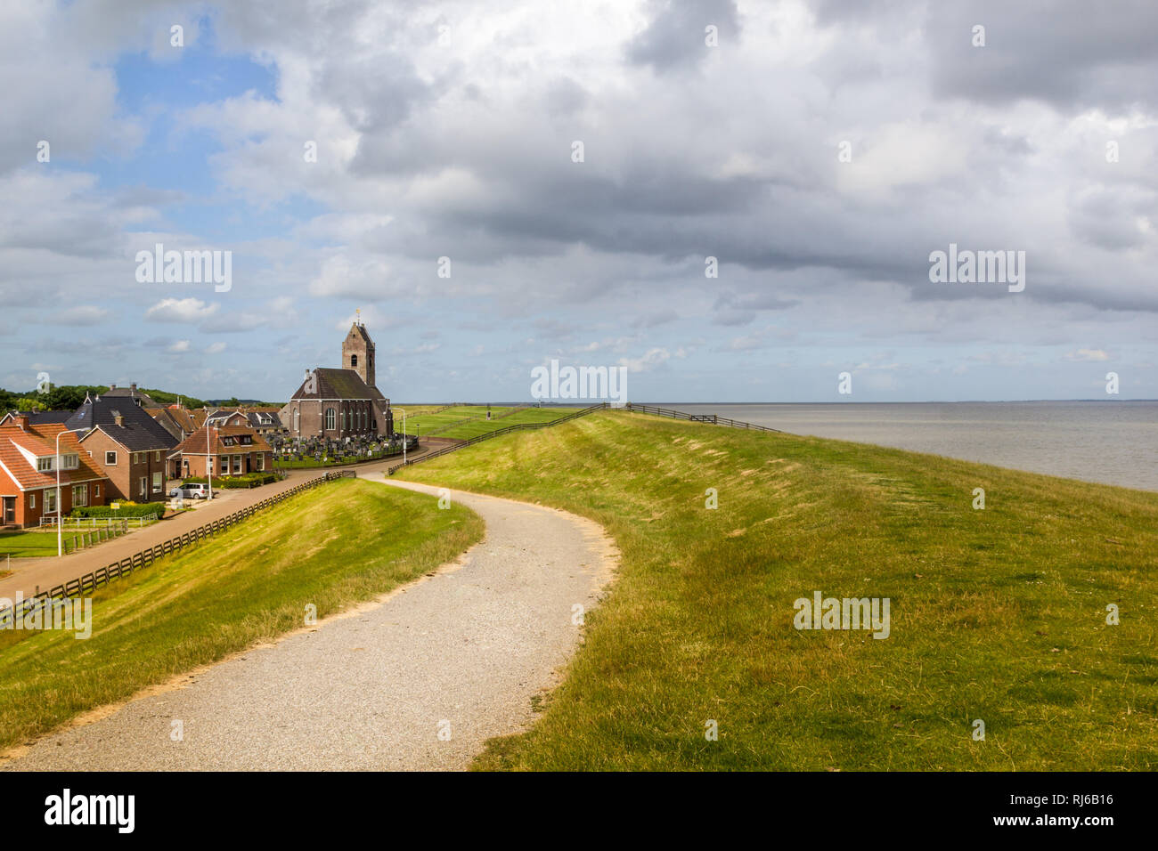 Landschaft hinterm Deich, eine Kirche in Holland an der Nordsee Stock ...