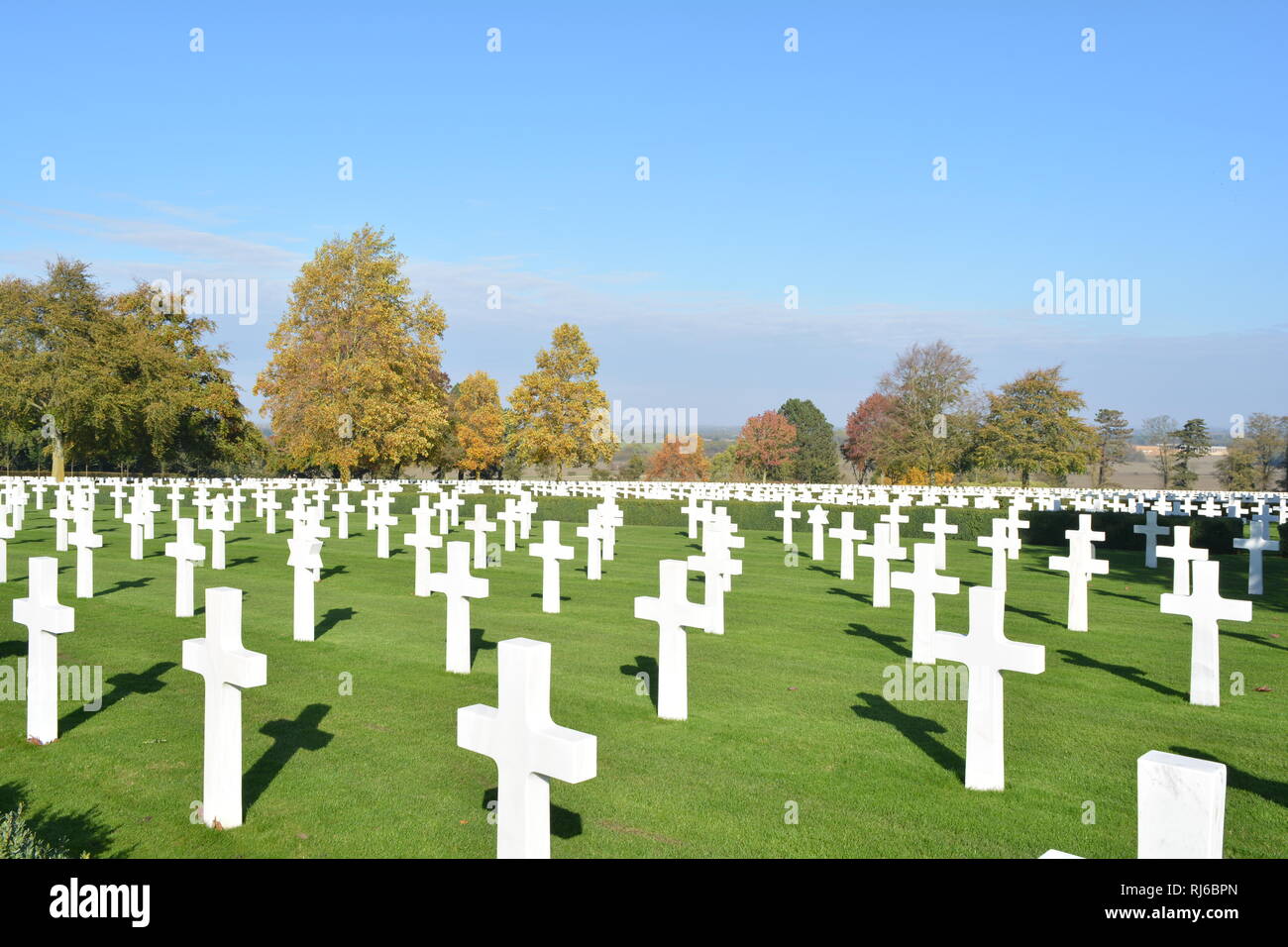 Rows of graves at Madingley American cemetery, memorial to the dead of ... Rows of graves at Madingley American cemetery, memorial to the dead of ...