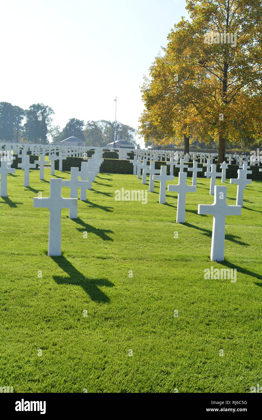 Rows of graves at Madingley American cemetery, memorial to the dead of ... Rows of graves at Madingley American cemetery, memorial to the dead of ...