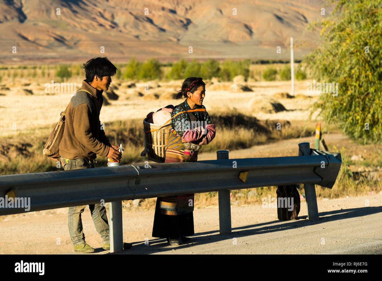 Tibet, der Friendship Highway, Menschen am Straßenrand Stock Photo - Alamy