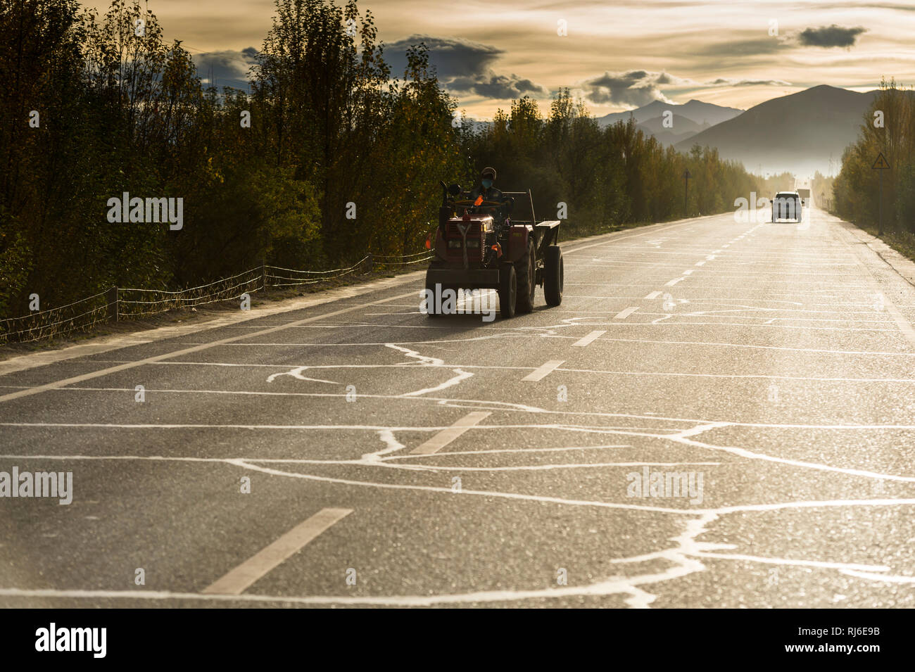 Tibet, Verkehr auf dem Friendship Highway Stock Photo - Alamy