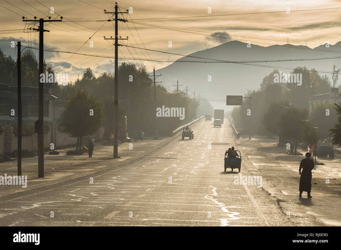 Tibet, Verkehr auf dem Friendship Highway Stock Photo - Alamy