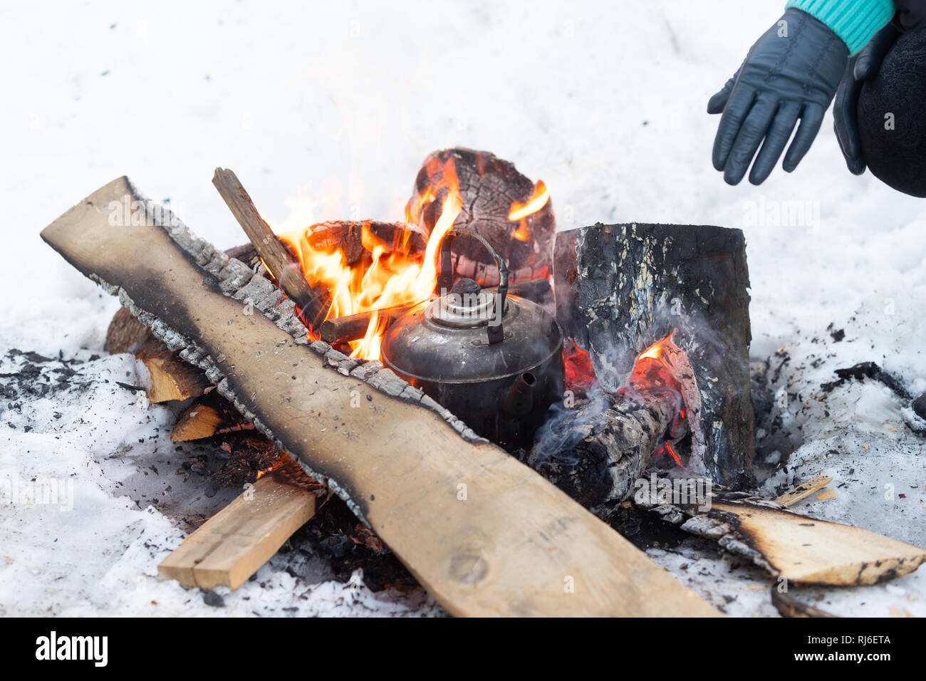 Kettle boils on fire campfire. Cooking on a fire Stock Photo - Alamy