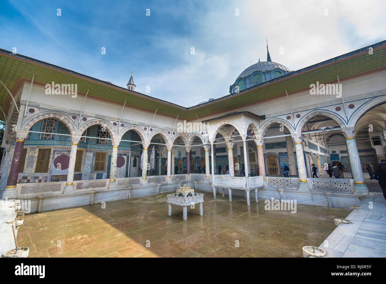 Wall decoration in topkapi palace hi-res stock photography and images ...
