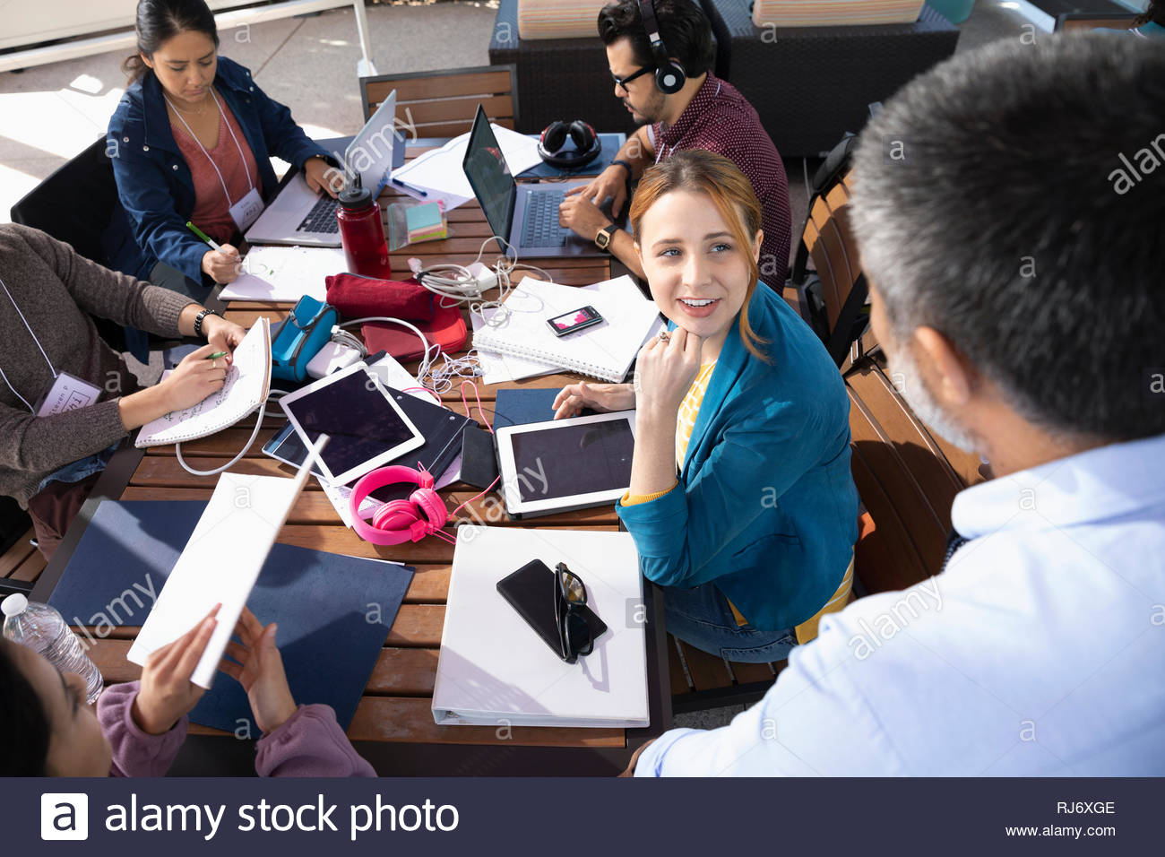 Business talking over computer hi-res stock photography and images - Alamy