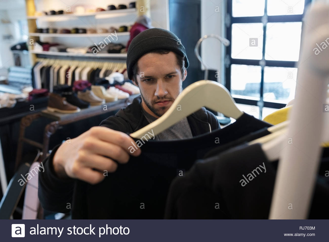 Clothing store worker hi-res stock photography and images - Alamy