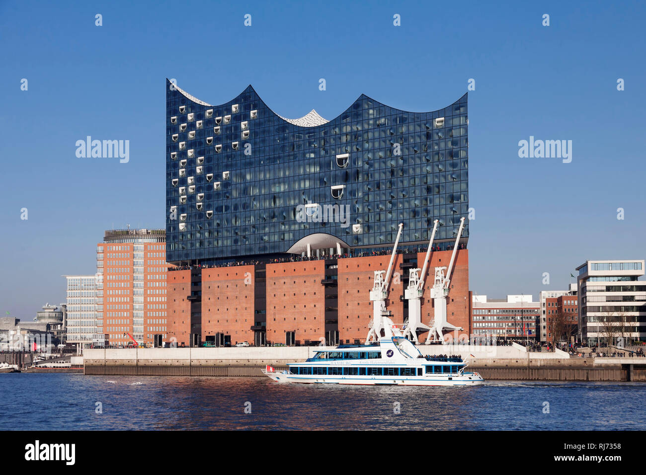 Elbphilharmonie Im Hintergrund High Resolution Stock Photography and Images - Alamy