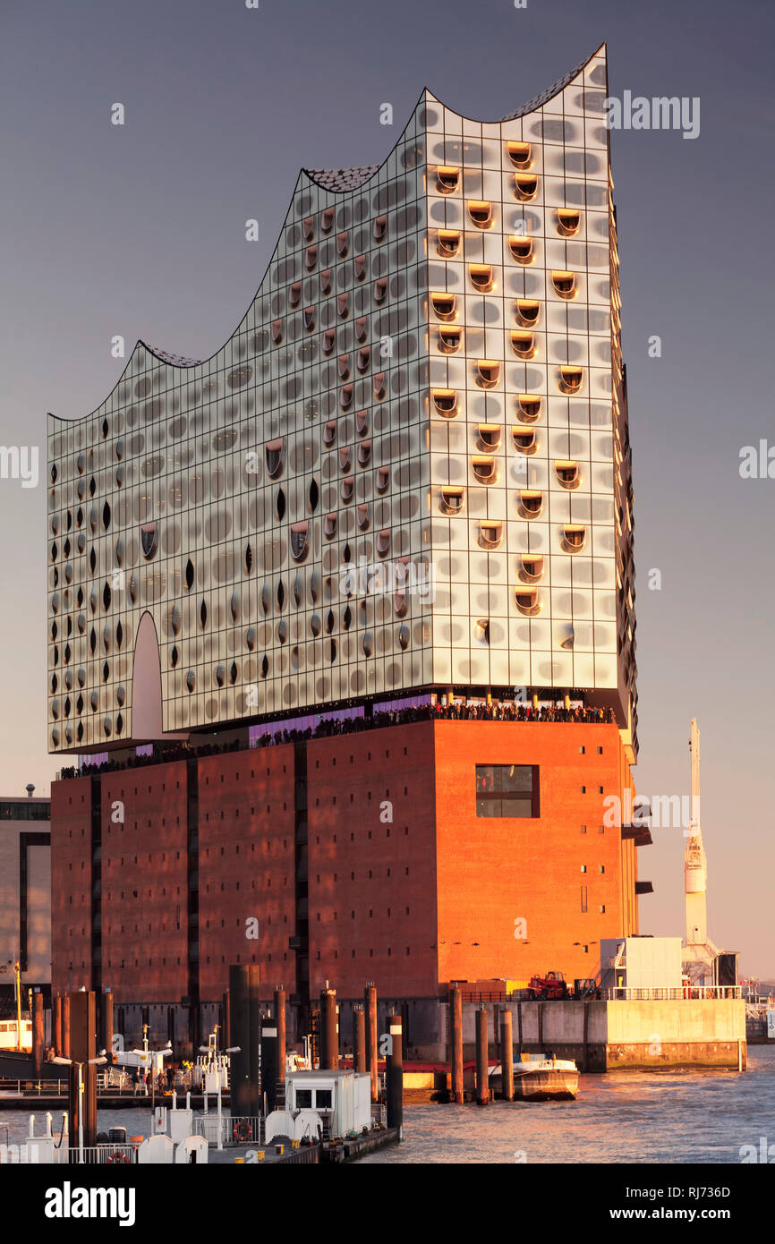 Elbphilharmonie Im Hintergrund High Resolution Stock Photography and Images - Alamy