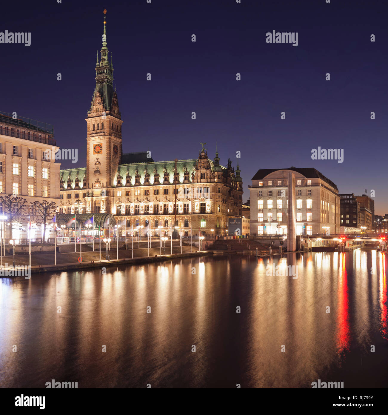 Rathaus und Alsterarkaden an der kleinen Alster, Hamburg, Deutschland ...