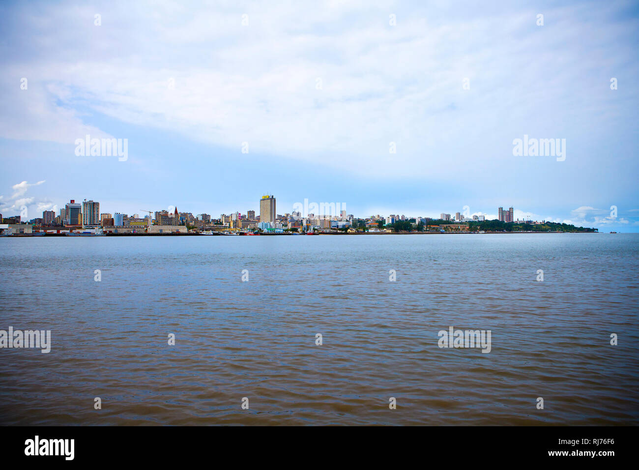 Skyline von Maputo von Catembe aus Stock Photo - Alamy