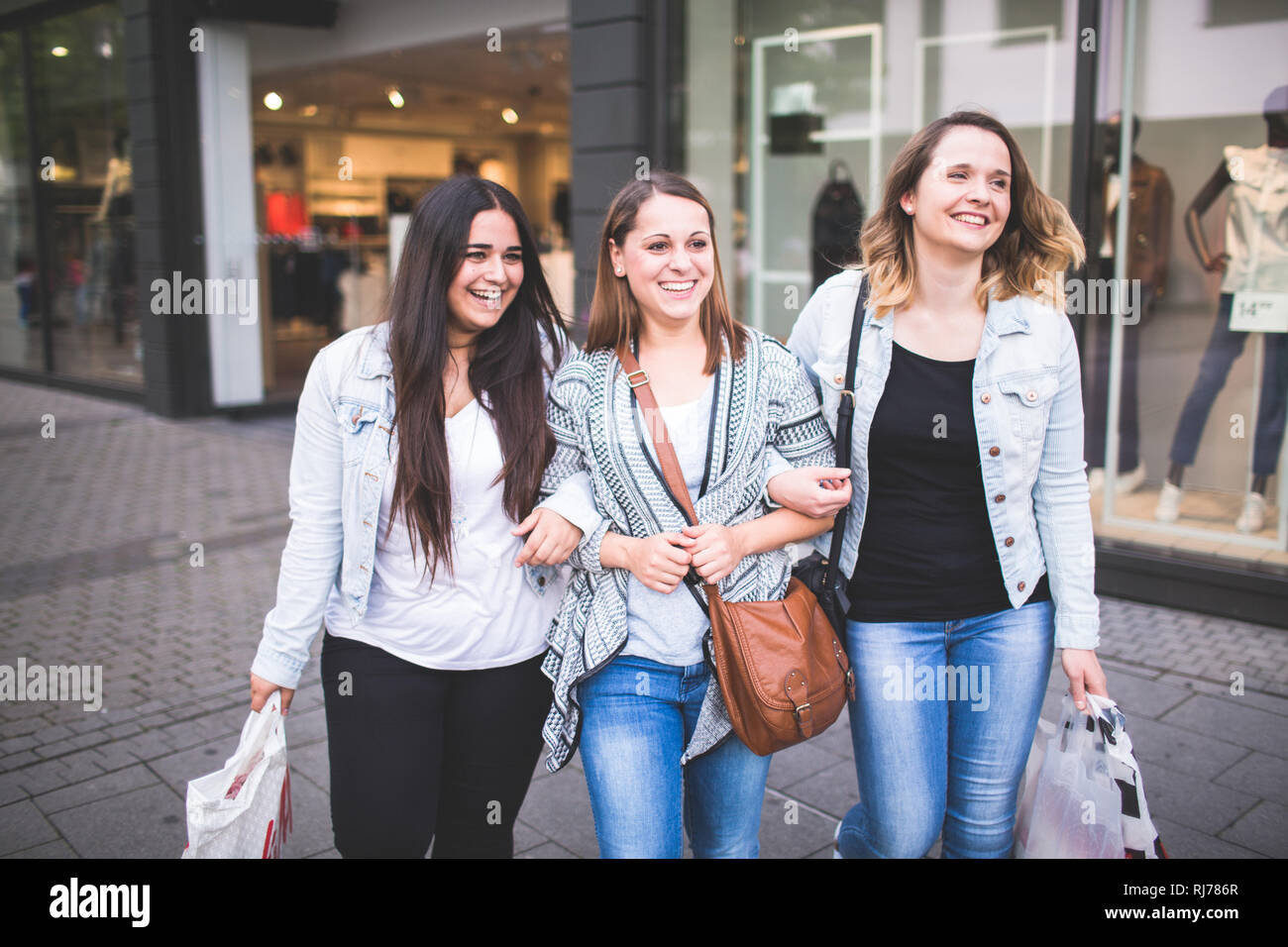 Drei Freundinnen beim Shoppen Stock Photo - Alamy