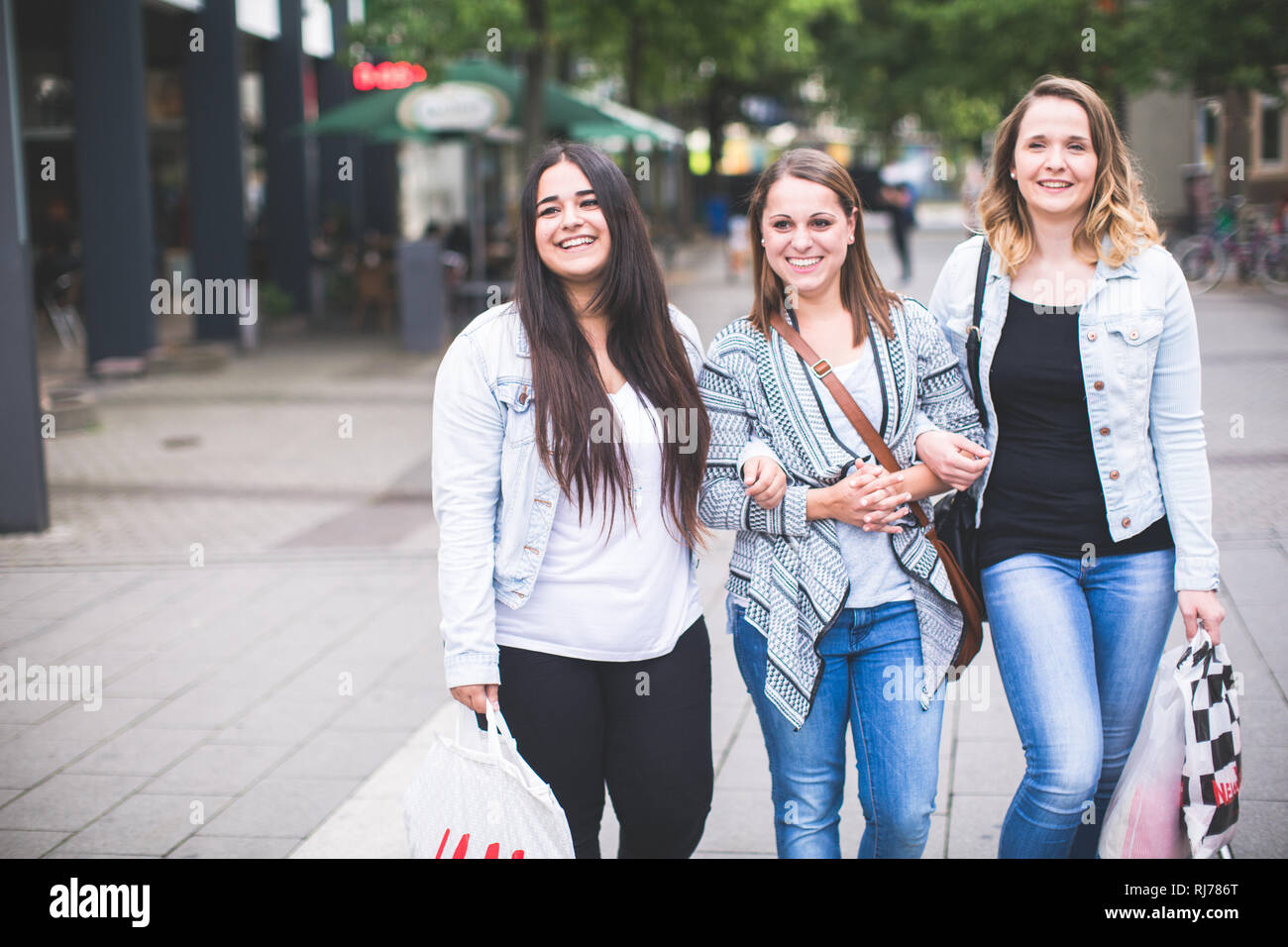 Drei Freundinnen beim Shoppen Stock Photo - Alamy