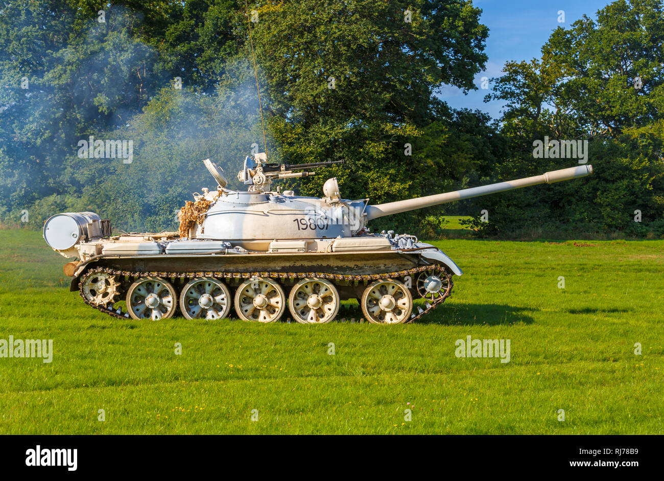 Tank track side view hi-res stock photography and images - Alamy