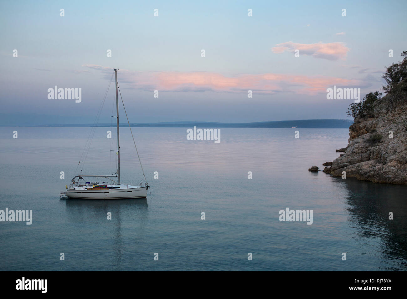 Segelboot liegt vor Anker in kroatischer Bucht Stock Photo - Alamy