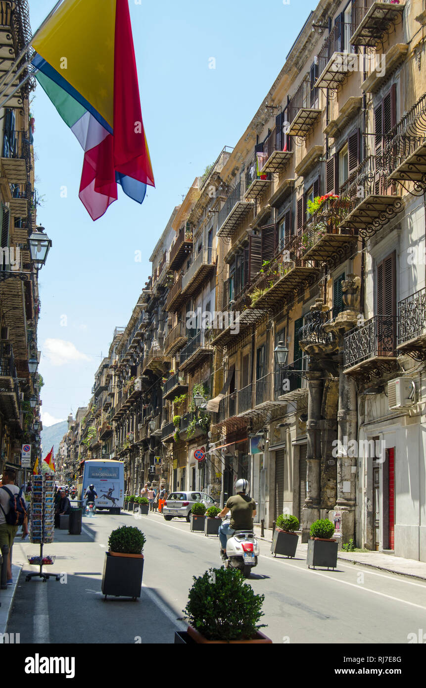 Street cafe and pedestrians hi-res stock photography and images - Alamy