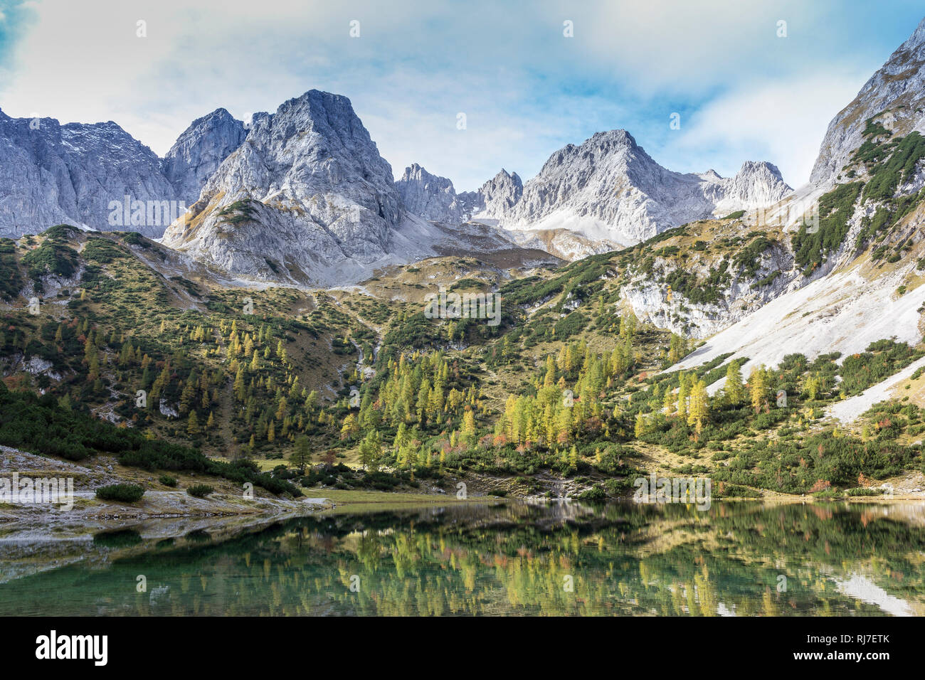 Österreich, Tirol, Berge, Seebensee bei Ehrwald im Herbst Stock Photo ...