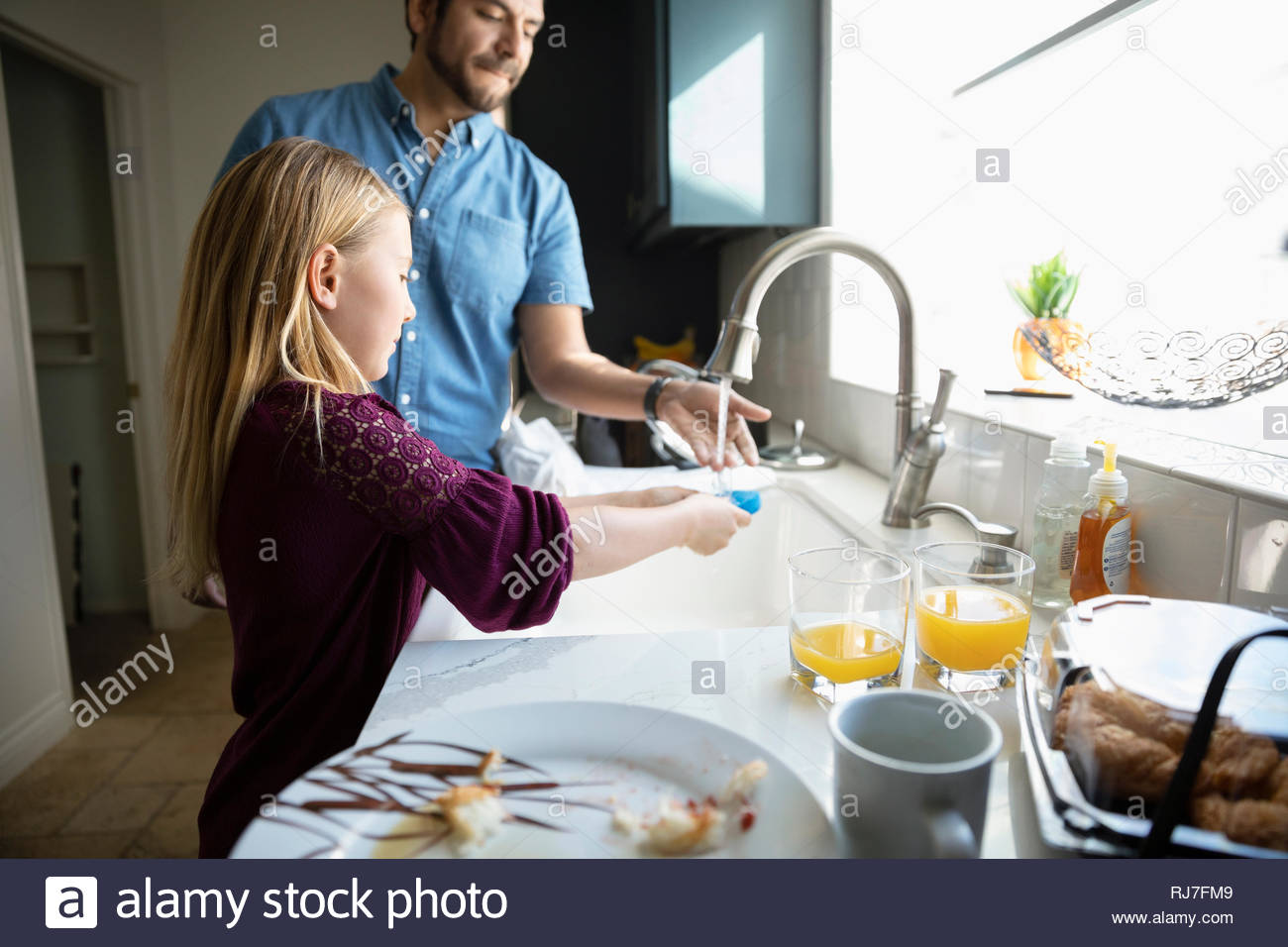 Father daughter cleaning hi-res stock photography and images - Alamy