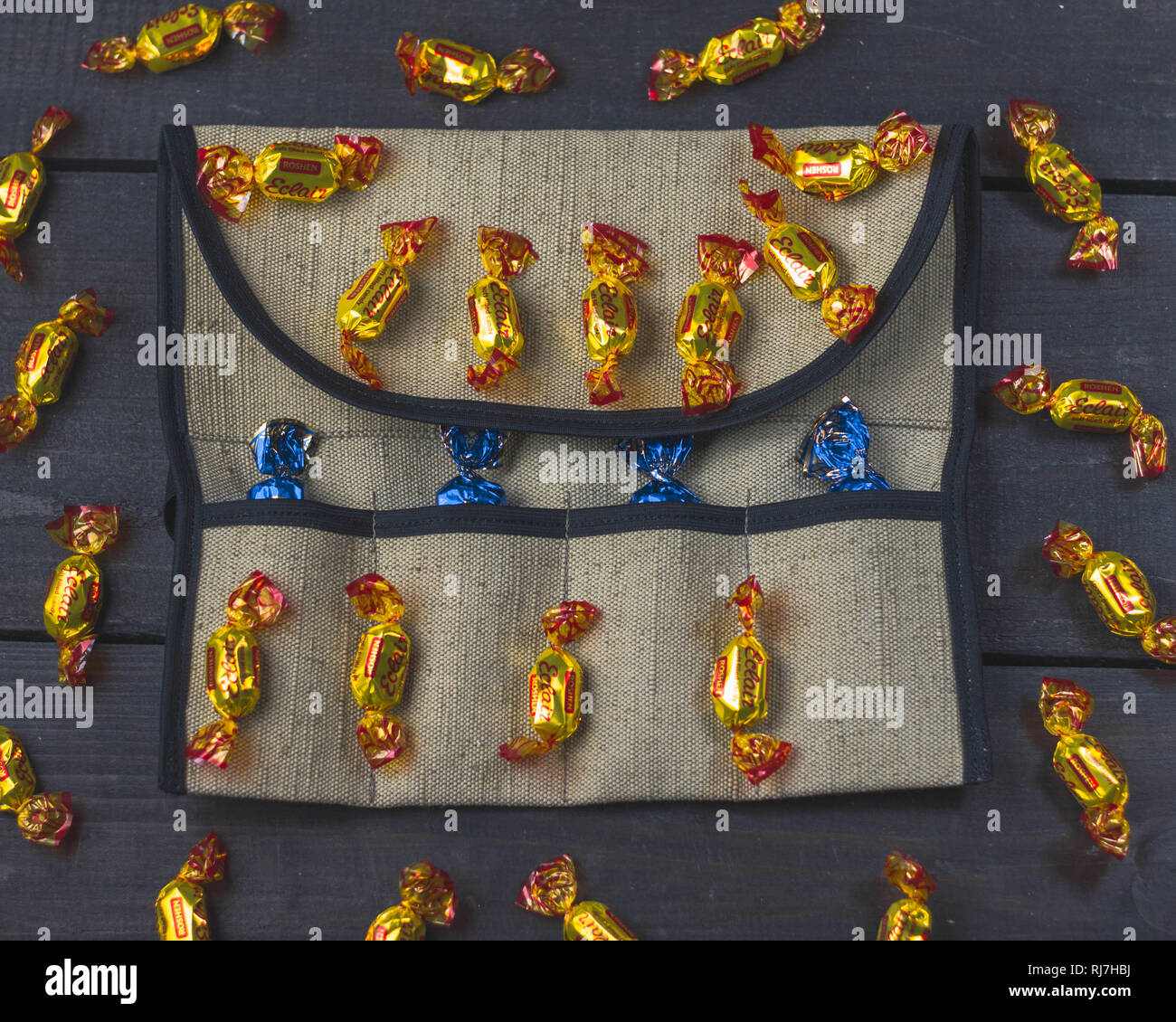 Wrapped candies hi-res stock photography and images - Alamy