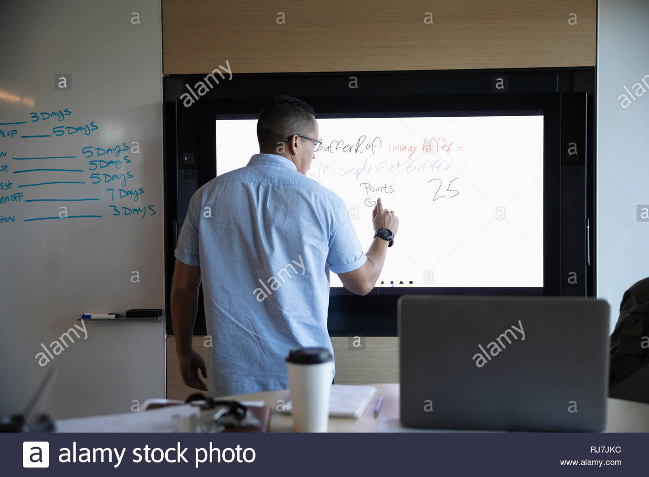 Man using tv hi-res stock photography and images - Alamy